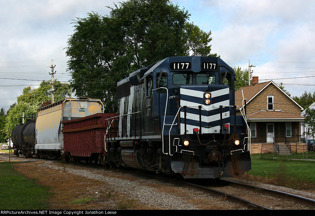LSRC 1177 leads a short train north through a residential area